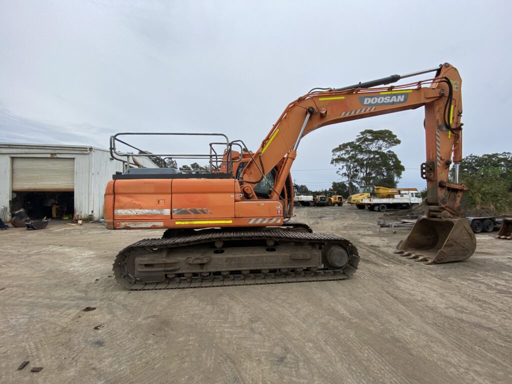 2011 Doosan DX300LCA excavator – CEG Sales and Service